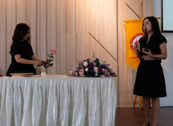 Workshop Merangkai Bunga di Paroki Pulo Gebang: Rangkaian Bunga Altar ...