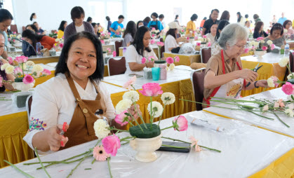 Workshop Merangkai Bunga di Paroki Pulo Gebang: Rangkaian Bunga Altar ...