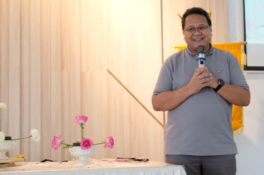 Workshop Merangkai Bunga di Paroki Pulo Gebang: Rangkaian Bunga Altar ...